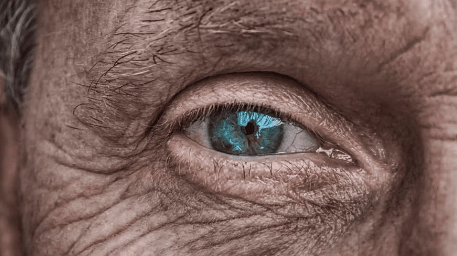 Researchers develop battery-free, smart contact lens that delivers ...